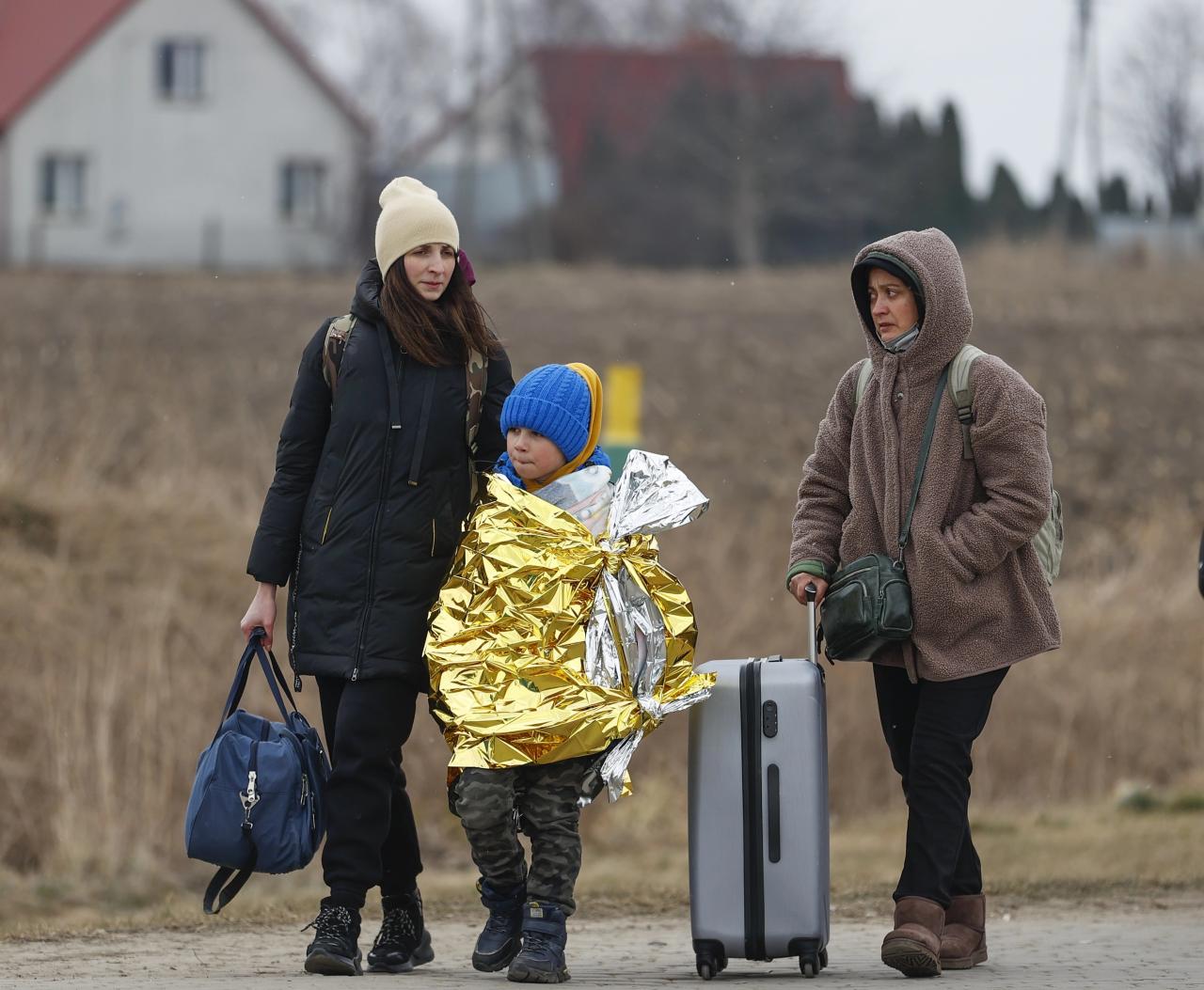 Mamá solloza cuando su hijo de 11 años huye con éxito de Ucrania ...